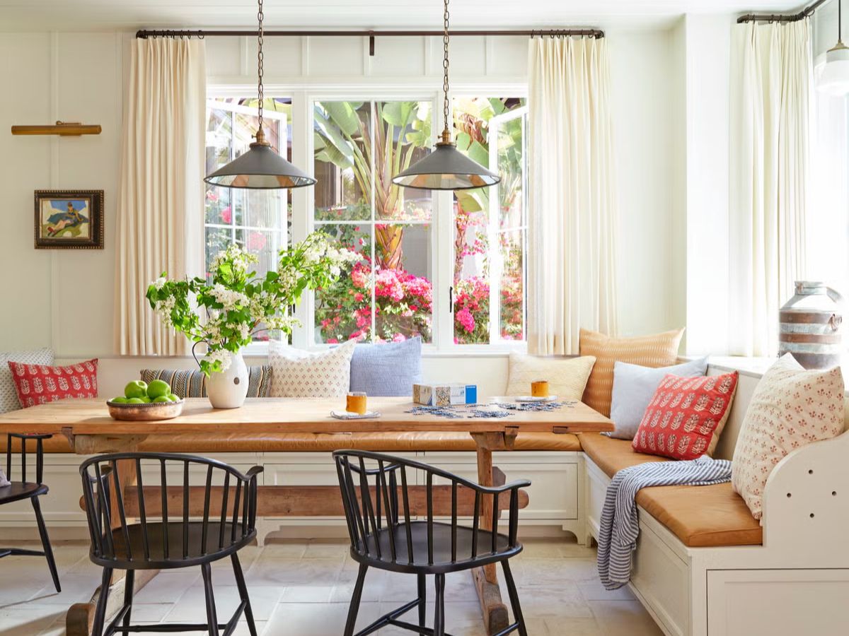 10 Creative Ways To Decorate A Bay Window | Vallisco