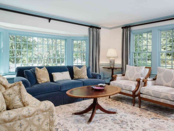 10 Creative Ways To Decorate A Bay Window | Vallisco
